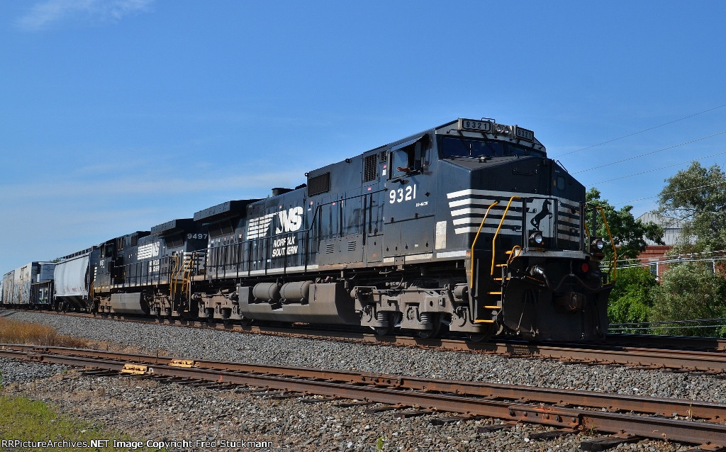 NS 9321 and the friendly wave.